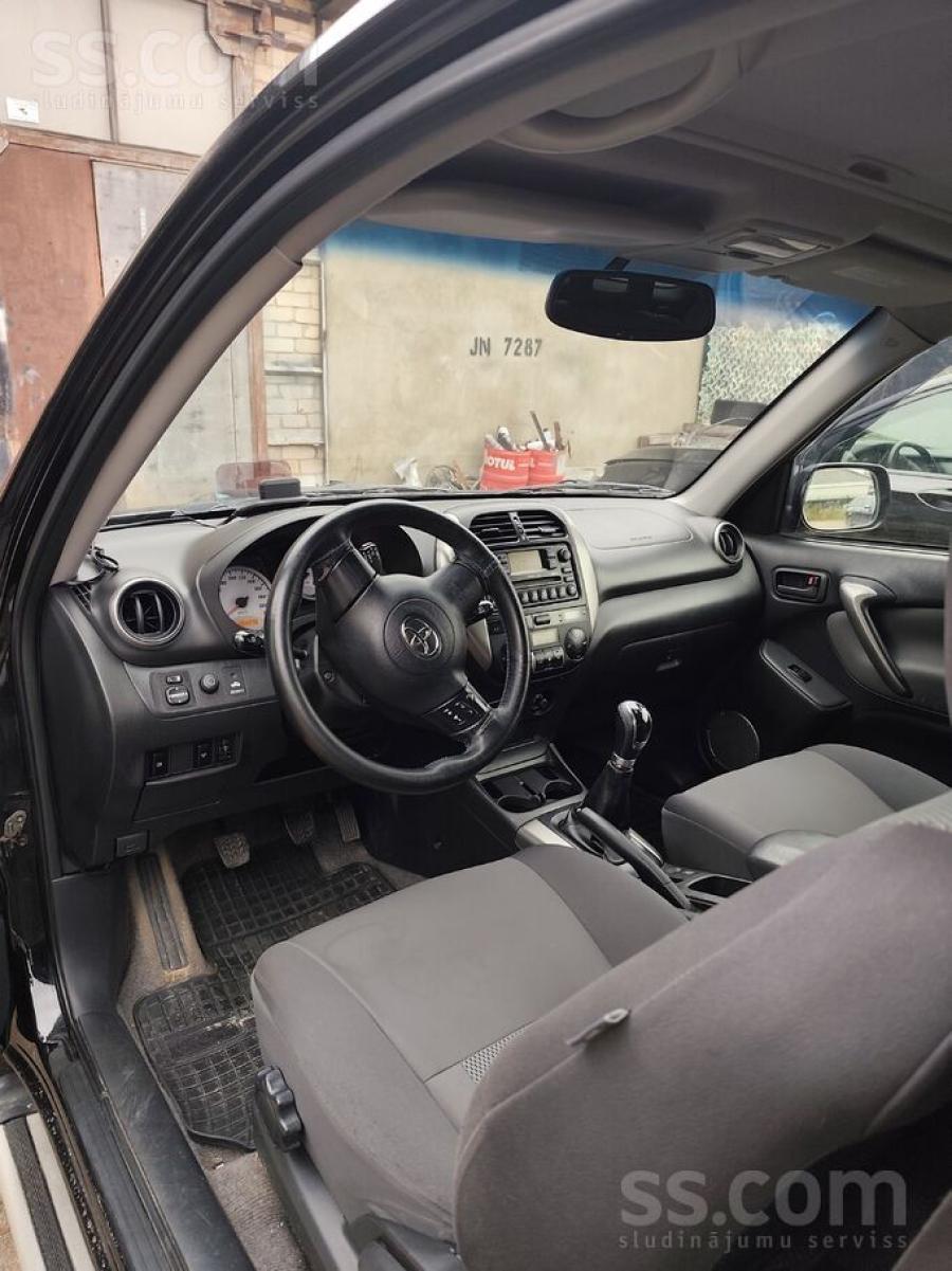 Black Toyota RAV4 2005 in Jelgava, with an engine capacity of 2.00 L and mileage of 264 thousand km for 3950 €, photo 6 on AUTOMOTO.COM.LV