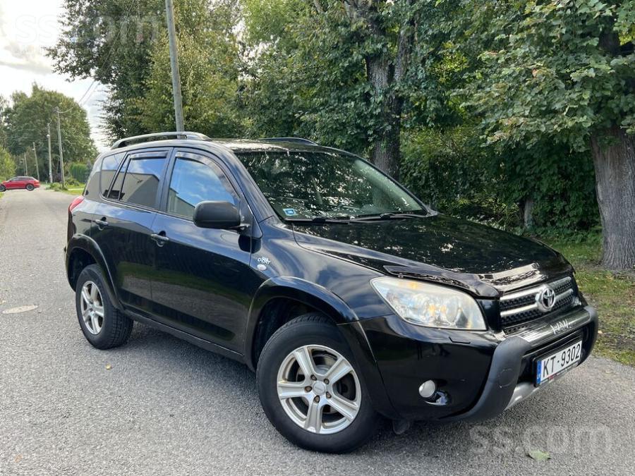 Black Toyota RAV4 2006 in Riga, with an engine capacity of 2.20 L and mileage of 329 thousand km for 3300 €, photo 2 on AUTOMOTO.COM.LV