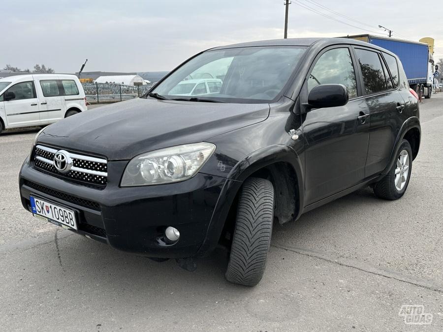 Black Toyota RAV4 2006 in Marijampole, with an engine capacity of 2.20 L and mileage of 282 thousand km for 2950 €, photo 4 on AUTOMOTO.COM.LV