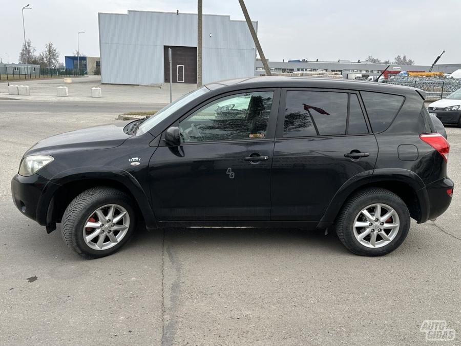 Black Toyota RAV4 2006 in Marijampole, with an engine capacity of 2.20 L and mileage of 282 thousand km for 2950 €, photo 5 on AUTOMOTO.COM.LV