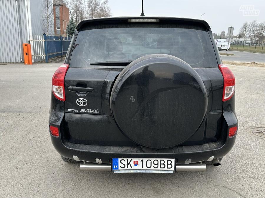 Black Toyota RAV4 2006 in Marijampole, with an engine capacity of 2.20 L and mileage of 282 thousand km for 2950 €, photo 7 on AUTOMOTO.COM.LV