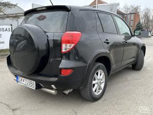 Black Toyota RAV4 2006 in Marijampole, with an engine capacity of 2.20 L and mileage of 282 thousand km for 2950 €, photo 8 on AUTOMOTO.COM.LV