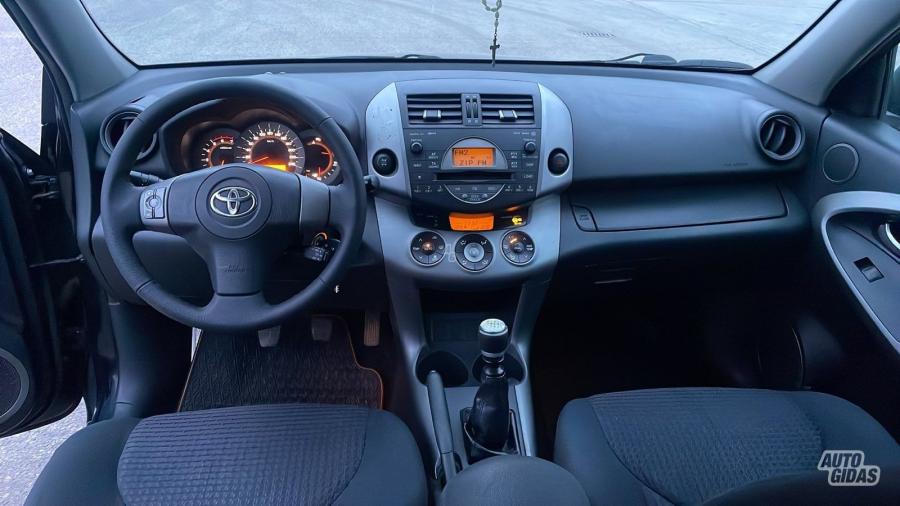 Black Toyota RAV4 2006 in Marijampole, with an engine capacity of 2.20 L and mileage of 282 thousand km for 2950 €, photo 10 on AUTOMOTO.COM.LV