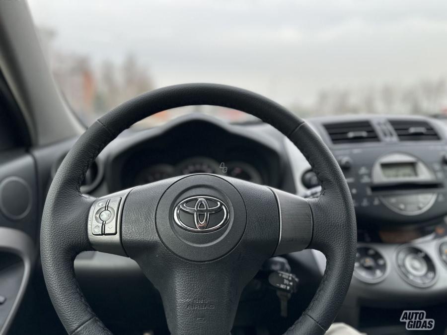 Black Toyota RAV4 2006 in Marijampole, with an engine capacity of 2.20 L and mileage of 282 thousand km for 2950 €, photo 17 on AUTOMOTO.COM.LV