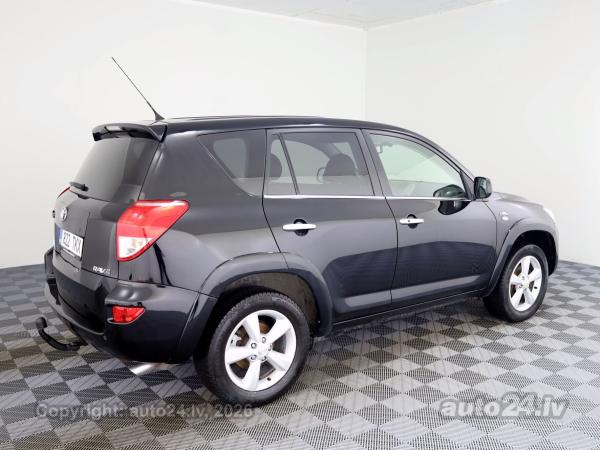 Melns Toyota RAV4 2006 Tallina, ar dzinēja tilpumu 2.20 L un nobraukumu 325 tūkst. km par 2999 €, foto 3 vietnē AUTOMOTO.COM.LV