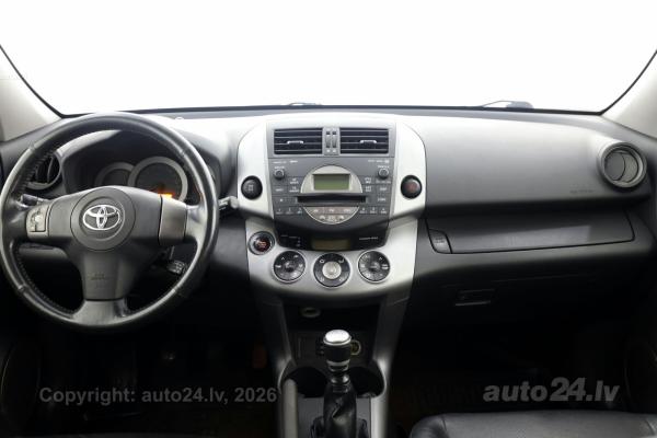 Melns Toyota RAV4 2006 Tallina, ar dzinēja tilpumu 2.20 L un nobraukumu 325 tūkst. km par 2999 €, foto 5 vietnē AUTOMOTO.COM.LV