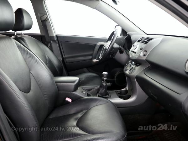 Melns Toyota RAV4 2006 Tallina, ar dzinēja tilpumu 2.20 L un nobraukumu 325 tūkst. km par 2999 €, foto 6 vietnē AUTOMOTO.COM.LV