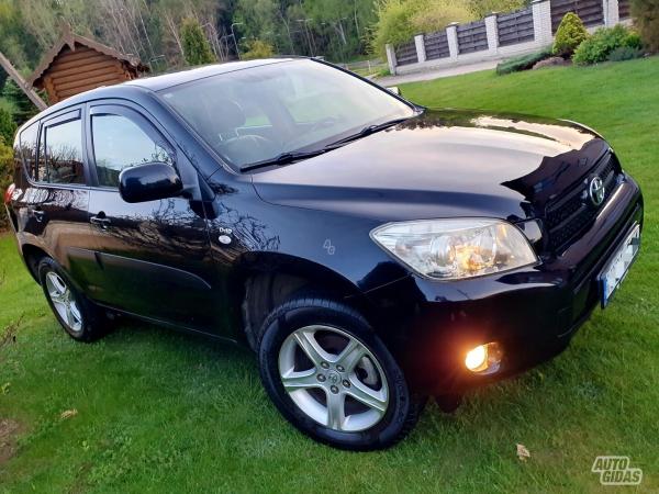 Melns Toyota RAV4 2006 Viļņa, ar dzinēja tilpumu 2.20 L un nobraukumu 303 tūkst. km par 4990 €, foto 3 vietnē AUTOMOTO.COM.LV