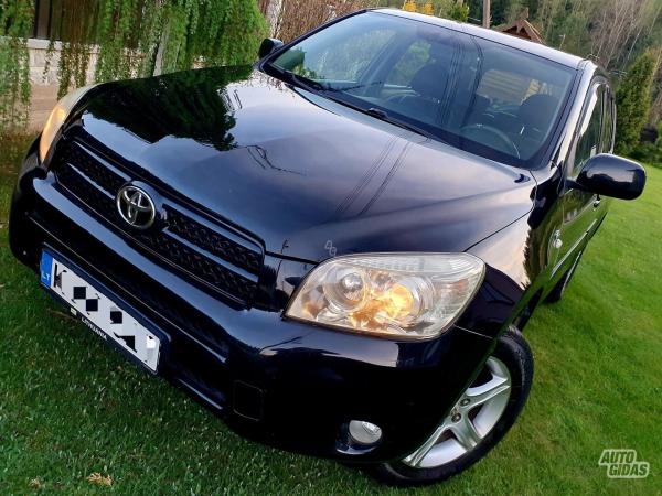 Melns Toyota RAV4 2006 Viļņa, ar dzinēja tilpumu 2.20 L un nobraukumu 303 tūkst. km par 4990 €, foto 6 vietnē AUTOMOTO.COM.LV