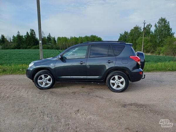 Black Toyota RAV4 2006 in Siauliai, with an engine capacity of 2.20 L and mileage of 180 thousand km for 4500 €, photo 3 on AUTOMOTO.COM.LV