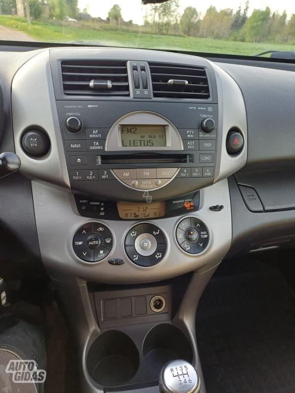 Black Toyota RAV4 2006 in Siauliai, with an engine capacity of 2.20 L and mileage of 180 thousand km for 4500 €, photo 6 on AUTOMOTO.COM.LV