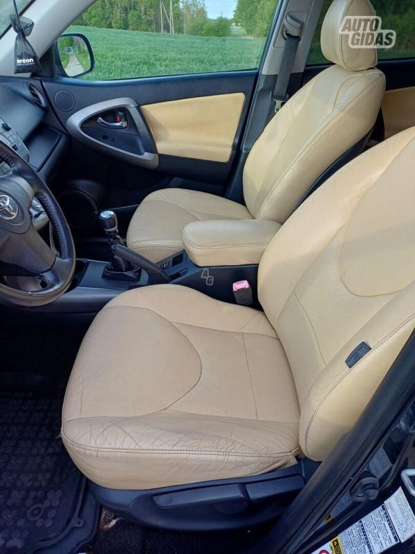 Black Toyota RAV4 2006 in Siauliai, with an engine capacity of 2.20 L and mileage of 180 thousand km for 4500 €, photo 7 on AUTOMOTO.COM.LV