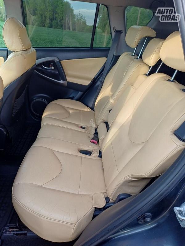Black Toyota RAV4 2006 in Siauliai, with an engine capacity of 2.20 L and mileage of 180 thousand km for 4500 €, photo 8 on AUTOMOTO.COM.LV