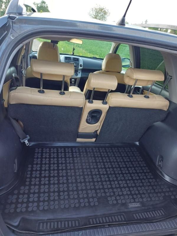 Black Toyota RAV4 2006 in Siauliai, with an engine capacity of 2.20 L and mileage of 180 thousand km for 4500 €, photo 9 on AUTOMOTO.COM.LV