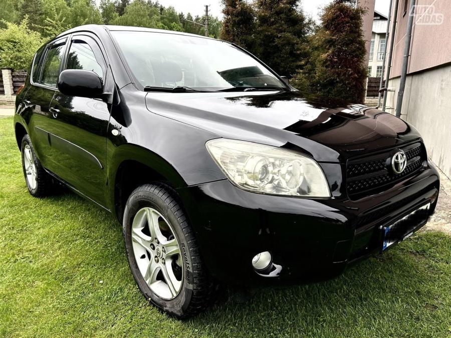 Black Toyota RAV4 2006 in Vilnius, with an engine capacity of 2.20 L and mileage of 300 thousand km for 4590 €, photo 3 on AUTOMOTO.COM.LV