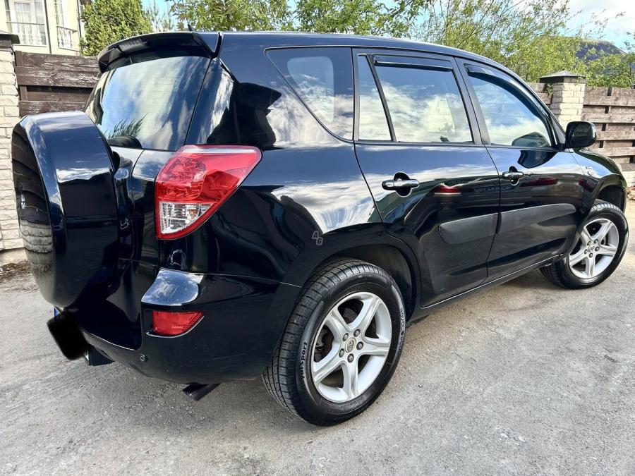 Black Toyota RAV4 2006 in Vilnius, with an engine capacity of 2.20 L and mileage of 300 thousand km for 4590 €, photo 4 on AUTOMOTO.COM.LV