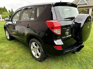 Black Toyota RAV4 2006 in Vilnius, with an engine capacity of 2.20 L and mileage of 300 thousand km for 4590 €, photo 5 on AUTOMOTO.COM.LV