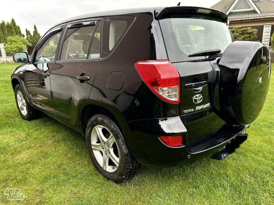 Black Toyota RAV4 2006 in Vilnius, with an engine capacity of 2.20 L and mileage of 300 thousand km for 4590 €, photo 5 on AUTOMOTO.COM.LV