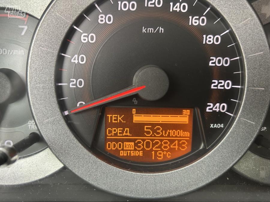Black Toyota RAV4 2006 in Vilnius, with an engine capacity of 2.20 L and mileage of 300 thousand km for 4590 €, photo 6 on AUTOMOTO.COM.LV