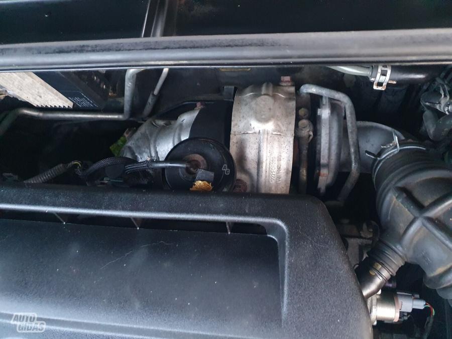 Black Toyota RAV4 2006 in Vilnius, with an engine capacity of 2.20 L and mileage of 300 thousand km for 4590 €, photo 12 on AUTOMOTO.COM.LV