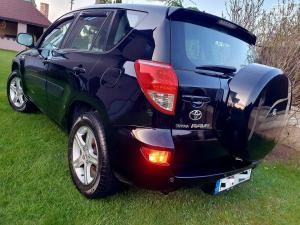 Black Toyota RAV4 2006 in Vilnius, with an engine capacity of 2.20 L and mileage of 300 thousand km for 4590 €, photo 18 on AUTOMOTO.COM.LV