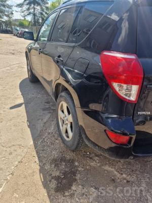 Melns Toyota RAV4 2006 Daugavpils, ar dzinēja tilpumu 2.20 L un nobraukumu 288 tūkst. km par 2000 €, foto  vietnē AUTOMOTO.COM.LV