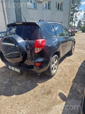 Melns Toyota RAV4 2006 Daugavpils, ar dzinēja tilpumu 2.20 L un nobraukumu 288 tūkst. km par 2000 €, foto 3 vietnē AUTOMOTO.COM.LV