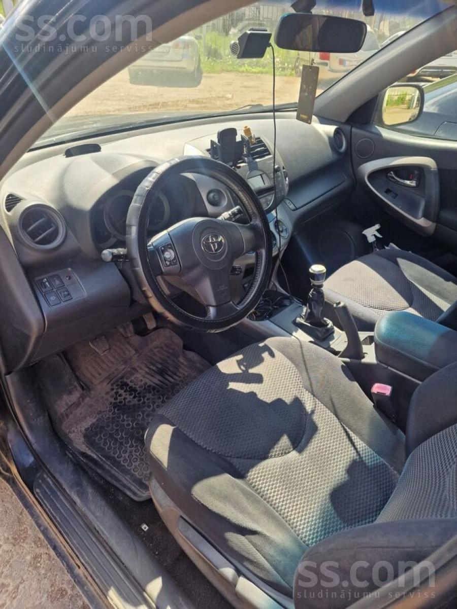 Melns Toyota RAV4 2006 Daugavpils, ar dzinēja tilpumu 2.20 L un nobraukumu 288 tūkst. km par 2000 €, foto 7 vietnē AUTOMOTO.COM.LV