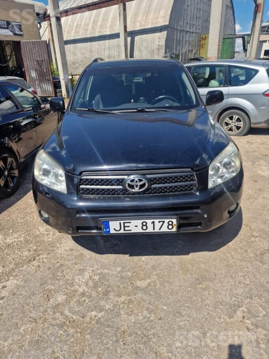 Melns Toyota RAV4 2006 Daugavpils, ar dzinēja tilpumu 2.20 L un nobraukumu 288 tūkst. km par 2000 €, foto 8 vietnē AUTOMOTO.COM.LV