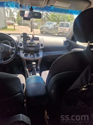 Melns Toyota RAV4 2006 Daugavpils, ar dzinēja tilpumu 2.20 L un nobraukumu 288 tūkst. km par 2000 €, foto 9 vietnē AUTOMOTO.COM.LV