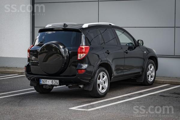 Black Toyota RAV4 2006 in Riga, with an engine capacity of 2.20 L and mileage of 0 thousand km for 4500 €, photo 4 on AUTOMOTO.COM.LV