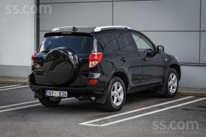 Black Toyota RAV4 2006 in Riga, with an engine capacity of 2.20 L and mileage of 0 thousand km for 4500 €, photo 5 on AUTOMOTO.COM.LV