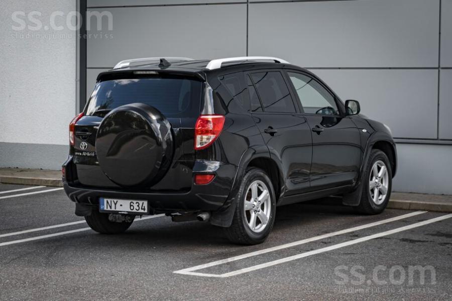 Black Toyota RAV4 2006 in Riga, with an engine capacity of 2.20 L and mileage of 0 thousand km for 4500 €, photo 5 on AUTOMOTO.COM.LV