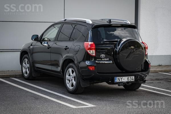 Black Toyota RAV4 2006 in Riga, with an engine capacity of 2.20 L and mileage of 0 thousand km for 4500 €, photo 6 on AUTOMOTO.COM.LV