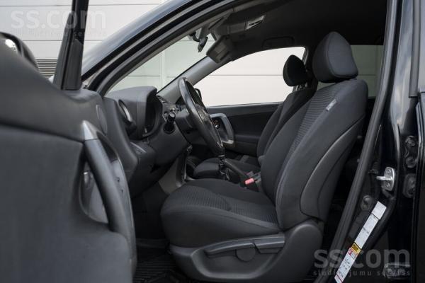 Black Toyota RAV4 2006 in Riga, with an engine capacity of 2.20 L and mileage of 0 thousand km for 4500 €, photo 8 on AUTOMOTO.COM.LV