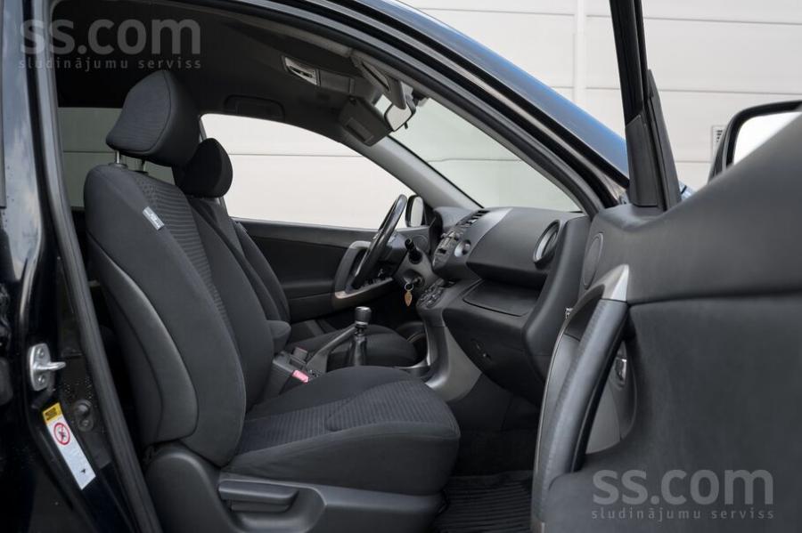 Black Toyota RAV4 2006 in Riga, with an engine capacity of 2.20 L and mileage of 0 thousand km for 4500 €, photo 10 on AUTOMOTO.COM.LV