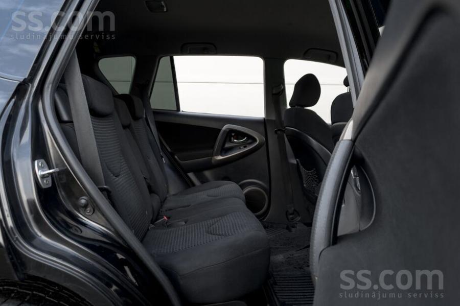 Black Toyota RAV4 2006 in Riga, with an engine capacity of 2.20 L and mileage of 0 thousand km for 4500 €, photo 12 on AUTOMOTO.COM.LV