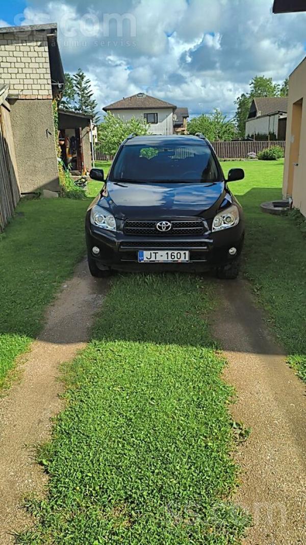 Black Toyota RAV4 2006 in Liepaja, with an engine capacity of 2.20 L and mileage of 324 thousand km for 4440 €, photo 1 on AUTOMOTO.COM.LV
