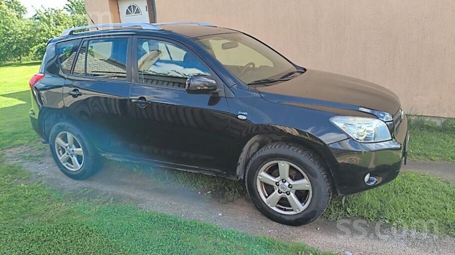 Black Toyota RAV4 2006 in Liepaja, with an engine capacity of 2.20 L and mileage of 324 thousand km for 4440 €, photo 3 on AUTOMOTO.COM.LV