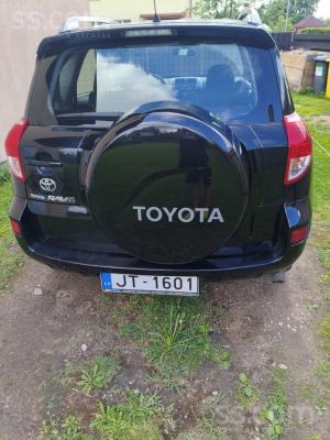 Black Toyota RAV4 2006 in Liepaja, with an engine capacity of 2.20 L and mileage of 324 thousand km for 4440 €, photo 4 on AUTOMOTO.COM.LV