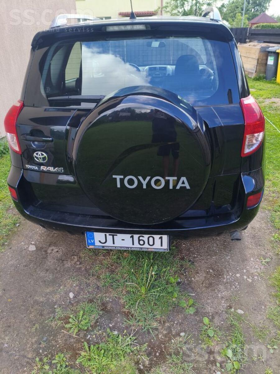 Black Toyota RAV4 2006 in Liepaja, with an engine capacity of 2.20 L and mileage of 324 thousand km for 4440 €, photo 4 on AUTOMOTO.COM.LV
