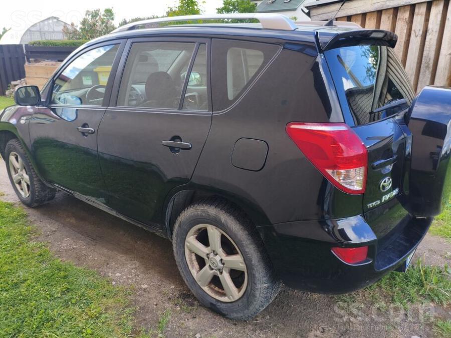 Black Toyota RAV4 2006 in Liepaja, with an engine capacity of 2.20 L and mileage of 324 thousand km for 4440 €, photo 5 on AUTOMOTO.COM.LV