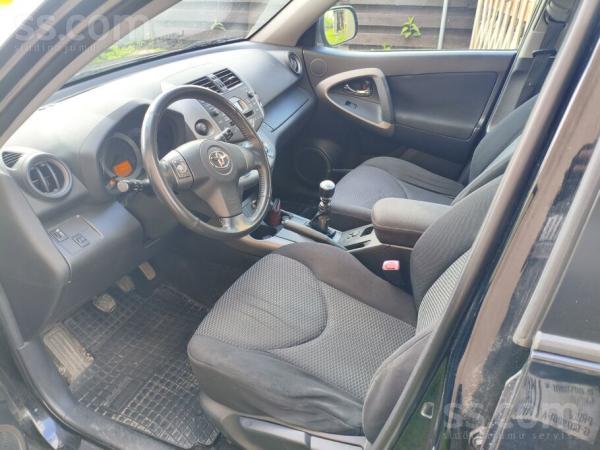 Black Toyota RAV4 2006 in Liepaja, with an engine capacity of 2.20 L and mileage of 324 thousand km for 4440 €, photo 5 on AUTOMOTO.COM.LV