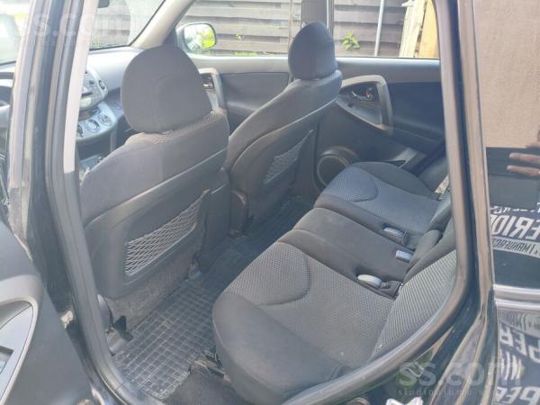 Black Toyota RAV4 2006 in Liepaja, with an engine capacity of 2.20 L and mileage of 324 thousand km for 4440 €, photo 6 on AUTOMOTO.COM.LV