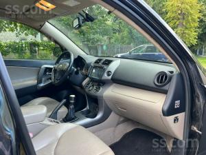 Melns Toyota RAV4 2006 Rīga, ar dzinēja tilpumu 2.20 L un nobraukumu 325 tūkst. km par 2700 €, foto 3 vietnē AUTOMOTO.COM.LV