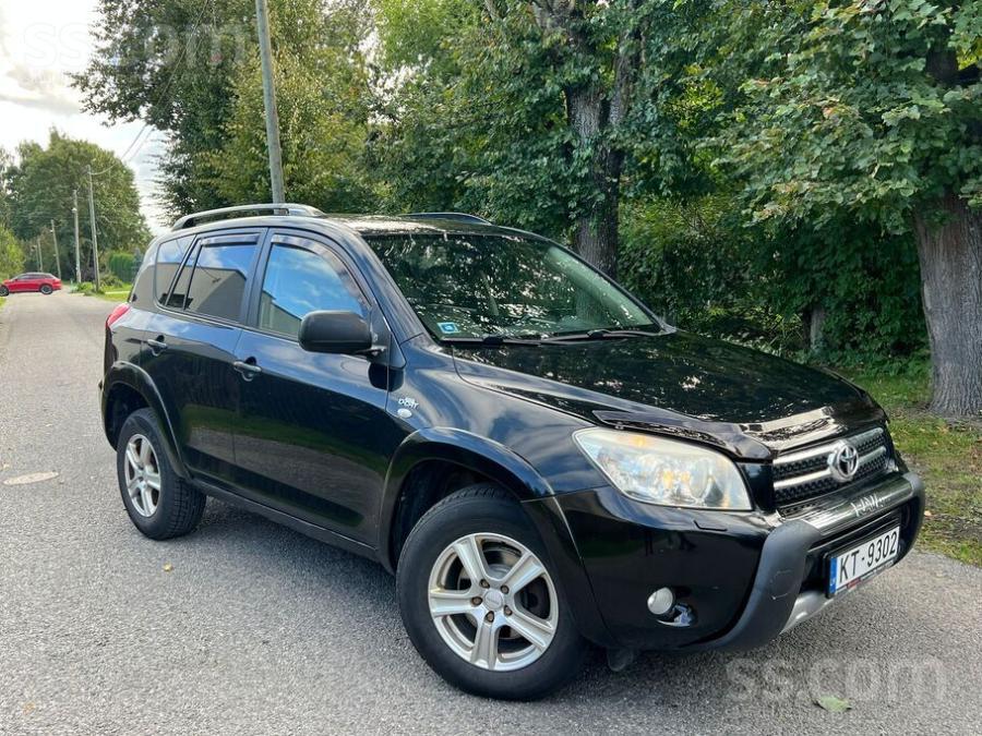 Melns Toyota RAV4 2006 Rīga, ar dzinēja tilpumu 2.20 L un nobraukumu 325 tūkst. km par 2700 €, foto 8 vietnē AUTOMOTO.COM.LV