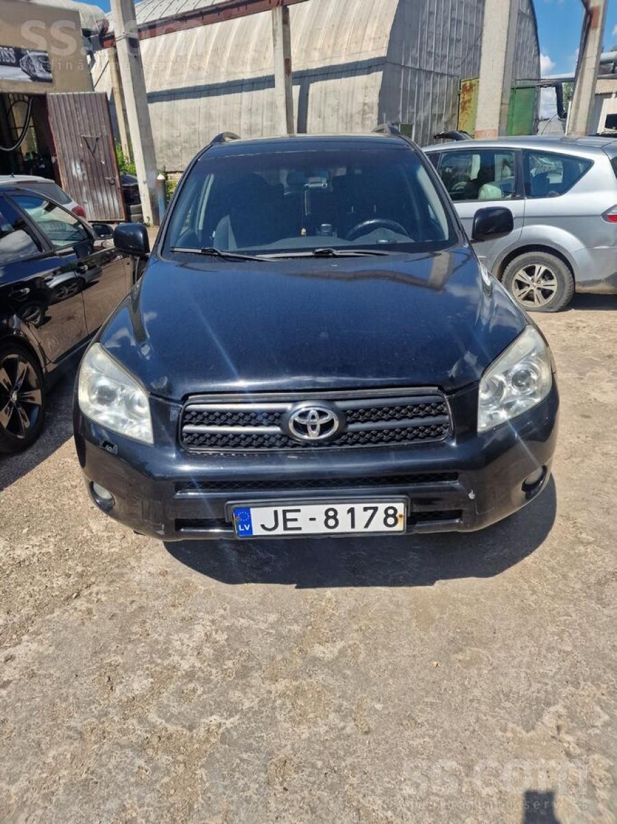 Black Toyota RAV4 2006 in Daugavpils, with an engine capacity of 2.20 L and mileage of 288 thousand km for 2300 €, photo 5 on AUTOMOTO.COM.LV