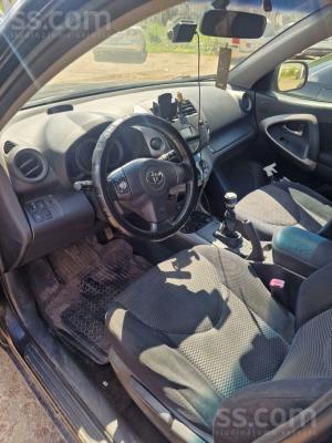 Black Toyota RAV4 2006 in Daugavpils, with an engine capacity of 2.20 L and mileage of 288 thousand km for 2300 €, photo 8 on AUTOMOTO.COM.LV