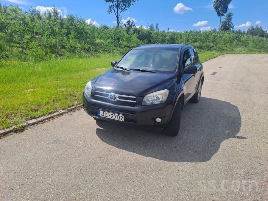 Melns Toyota RAV4 2006 Preiļi, ar dzinēja tilpumu 2.20 L un nobraukumu 560 tūkst. km par 1500 €, foto 1 vietnē AUTOMOTO.COM.LV