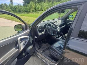 Melns Toyota RAV4 2006 Preiļi, ar dzinēja tilpumu 2.20 L un nobraukumu 560 tūkst. km par 1500 €, foto 3 vietnē AUTOMOTO.COM.LV